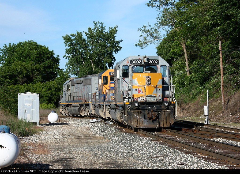 Marquette's 3 SD40-2s head north light around the wye as Z15103